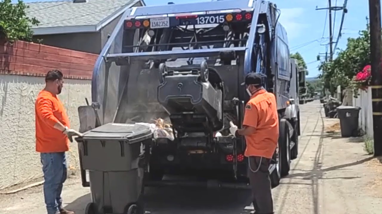 City of Long Beach - CCC Newway Rear Loader packing out on garbage ...