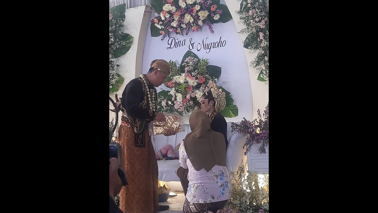PERNIKAHAN NUGROHO WIDHI & DINA PERMATASARI - YouTube