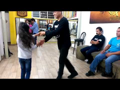 Niccole hija de Angie hermosa bailando con poncho