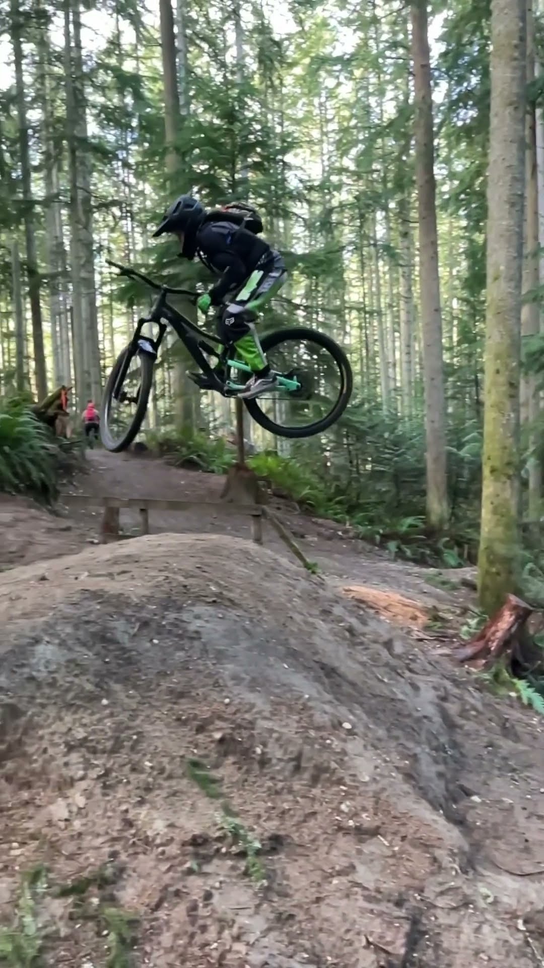 T big on the step up #mtb #jump - YouTube
