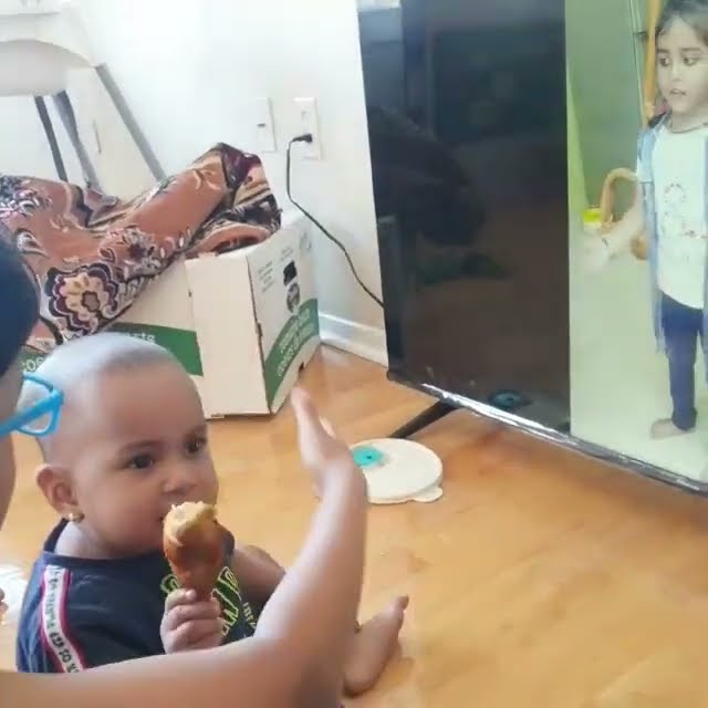 Cute baby😘/♡watching @AV Tiny thoughts#{shorts} - YouTube