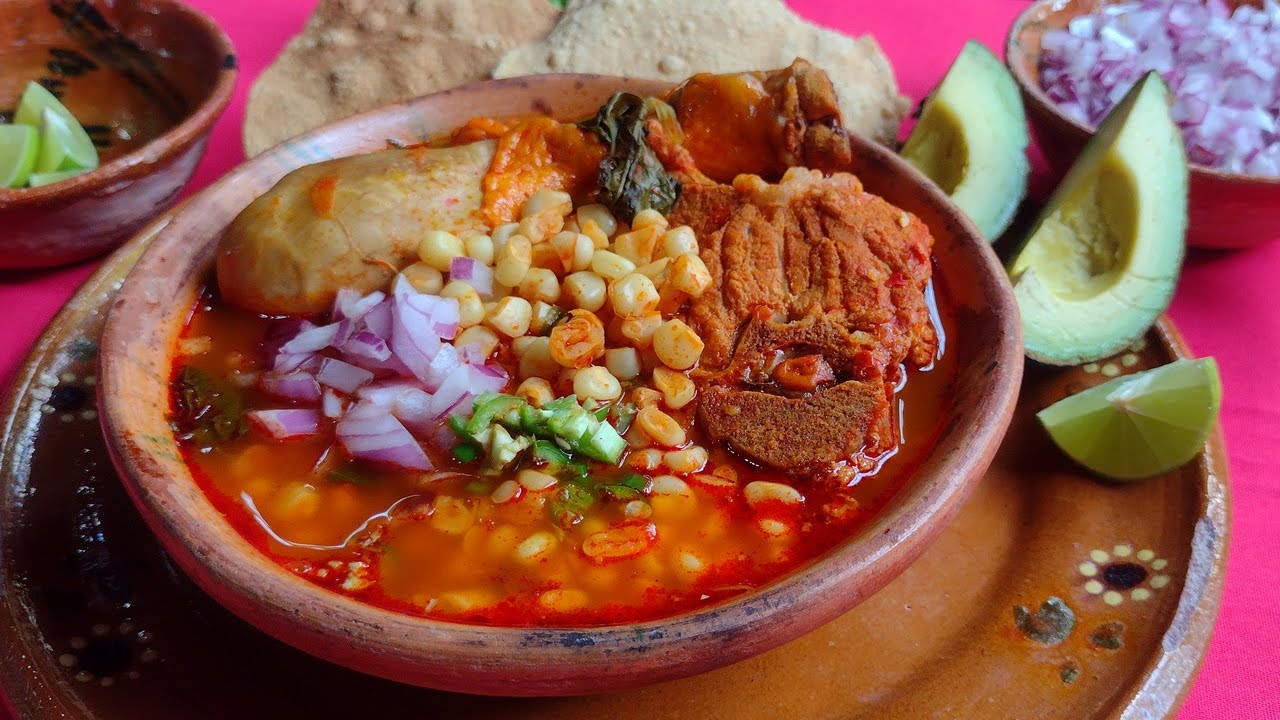 ELOPOZOLE rojo con espinazo de puerco y pollo | Con Sabor a Guerrero ...