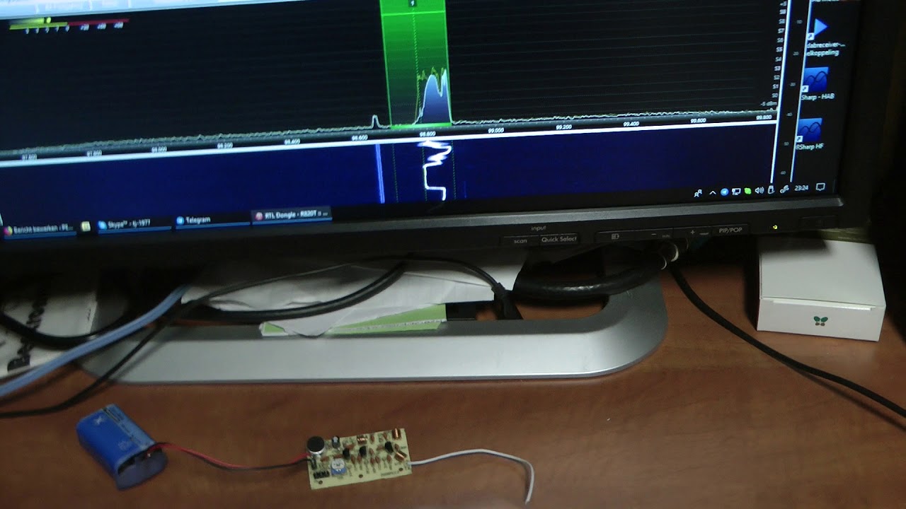 Stabiliteit van een 1 euro FM bug (mini FM transmitter) - YouTube