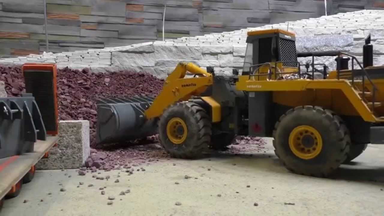 AMAZING RC KOMATSU WA 600-6 AND VOLVO L250 G AT WORK - YouTube