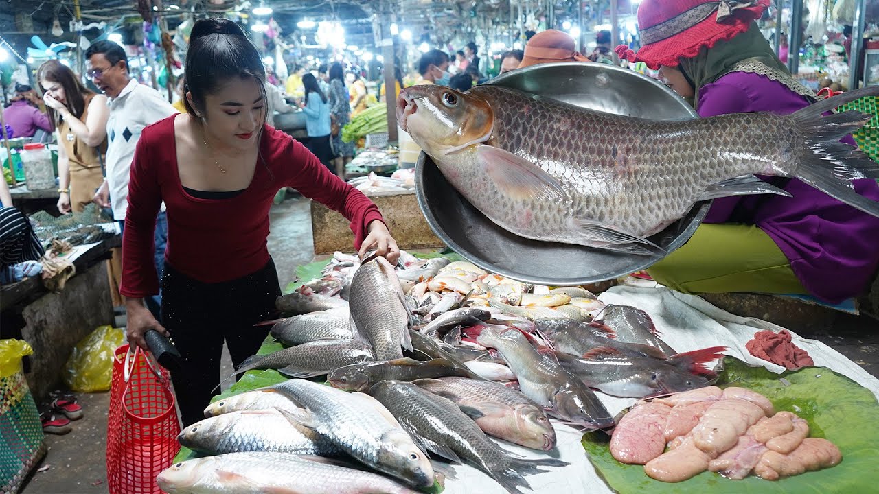 Market show, Today fish is so fresh in the market, I buy black fish for ...