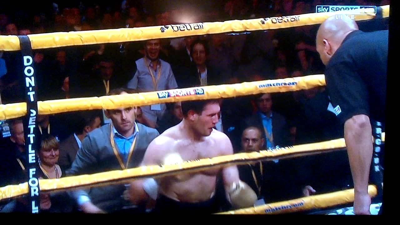 Boxer falls out the ring on Prizefighter - YouTube