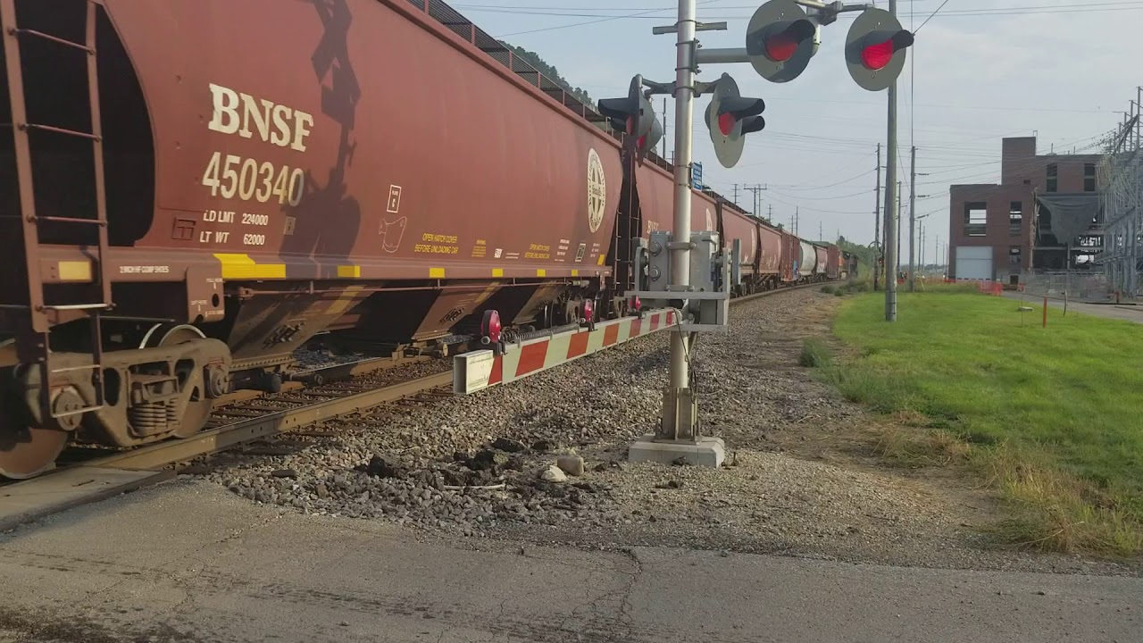 BNSF 3833 east alma wi - YouTube