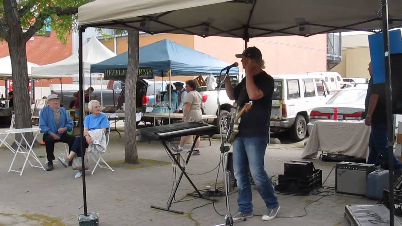 Gary Mockford playing at The Farmers Market. - YouTube