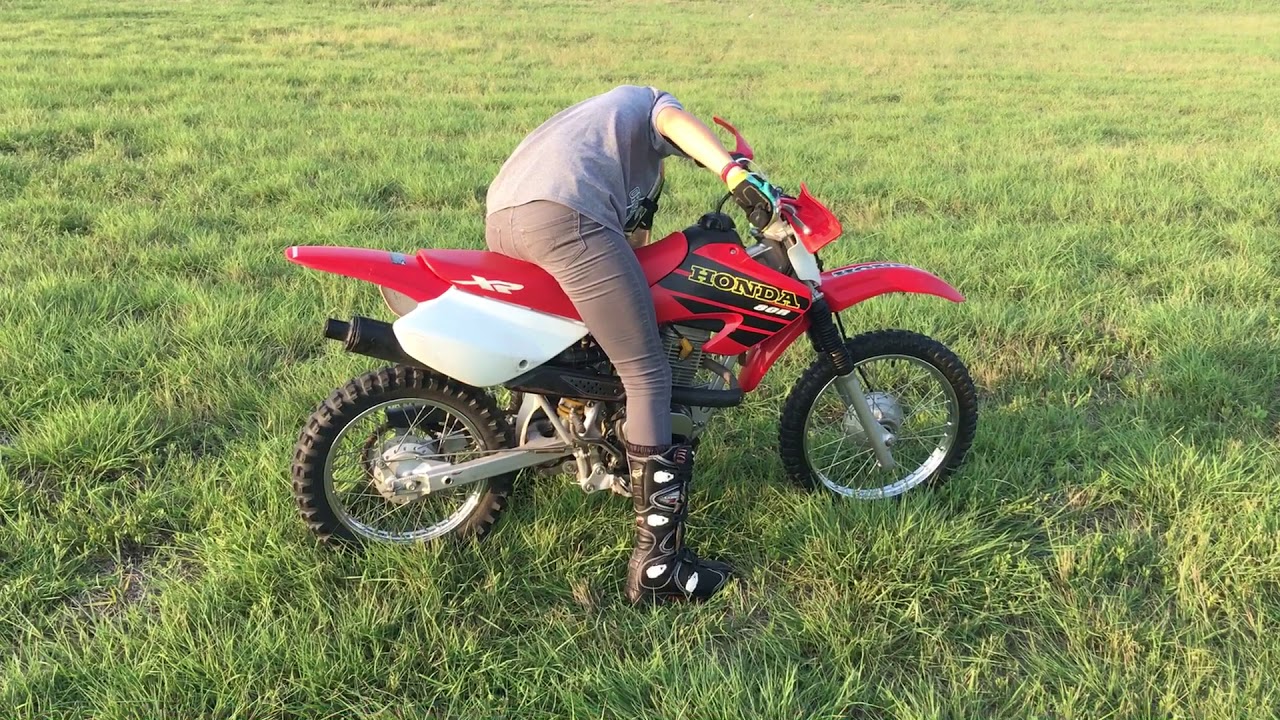 Girl learning to ride on a 2001 Honda XR80R - YouTube