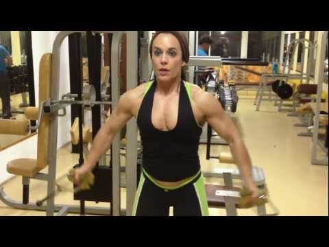 bela soares treino peito