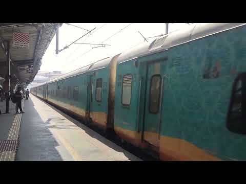 19667 Palace queen Humsafar Express Skipping Virar with a WDP4B ...