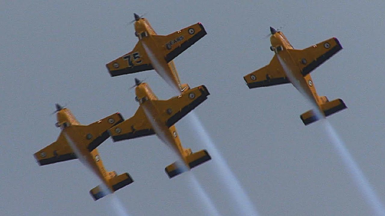 RNZAF Red Checkers aerobatic display - YouTube