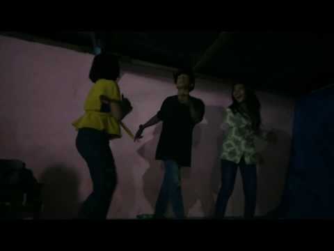 Resleting celana biduan terbuka