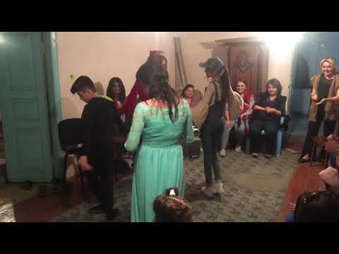 Kızlarla kıvrak dans