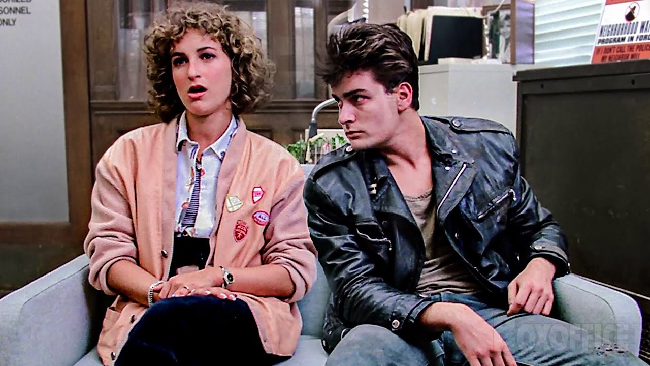 Charlie Sheen flirte au commissariat | La folle journée de Ferris ...