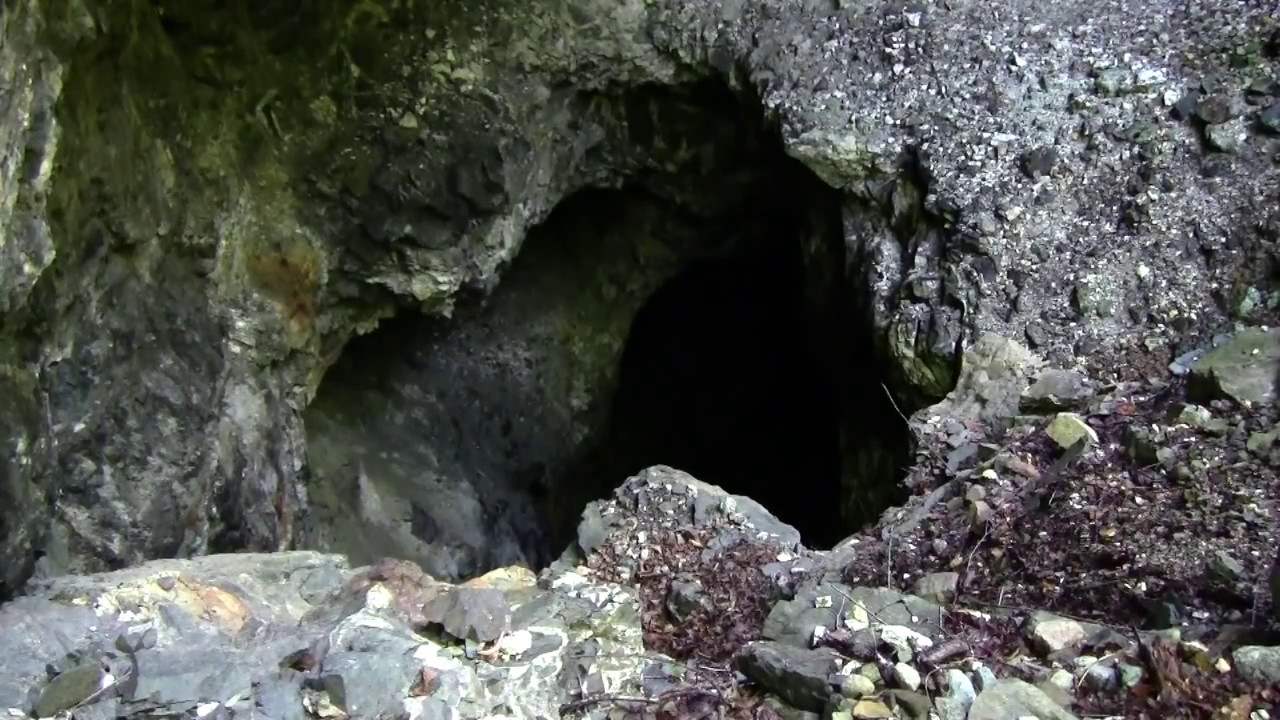 EXPLORING OLD COPPER MINE LOTS OF QUARTZ AND PYRITE - YouTube
