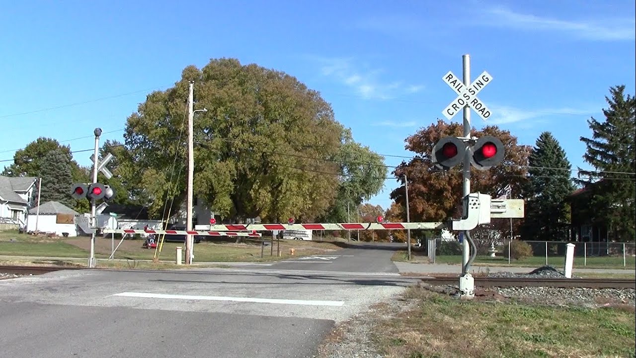 Walnut Street Railroad Crossing, CSX Z333 w/ TPW 3442, TPW 3440, TPW ...