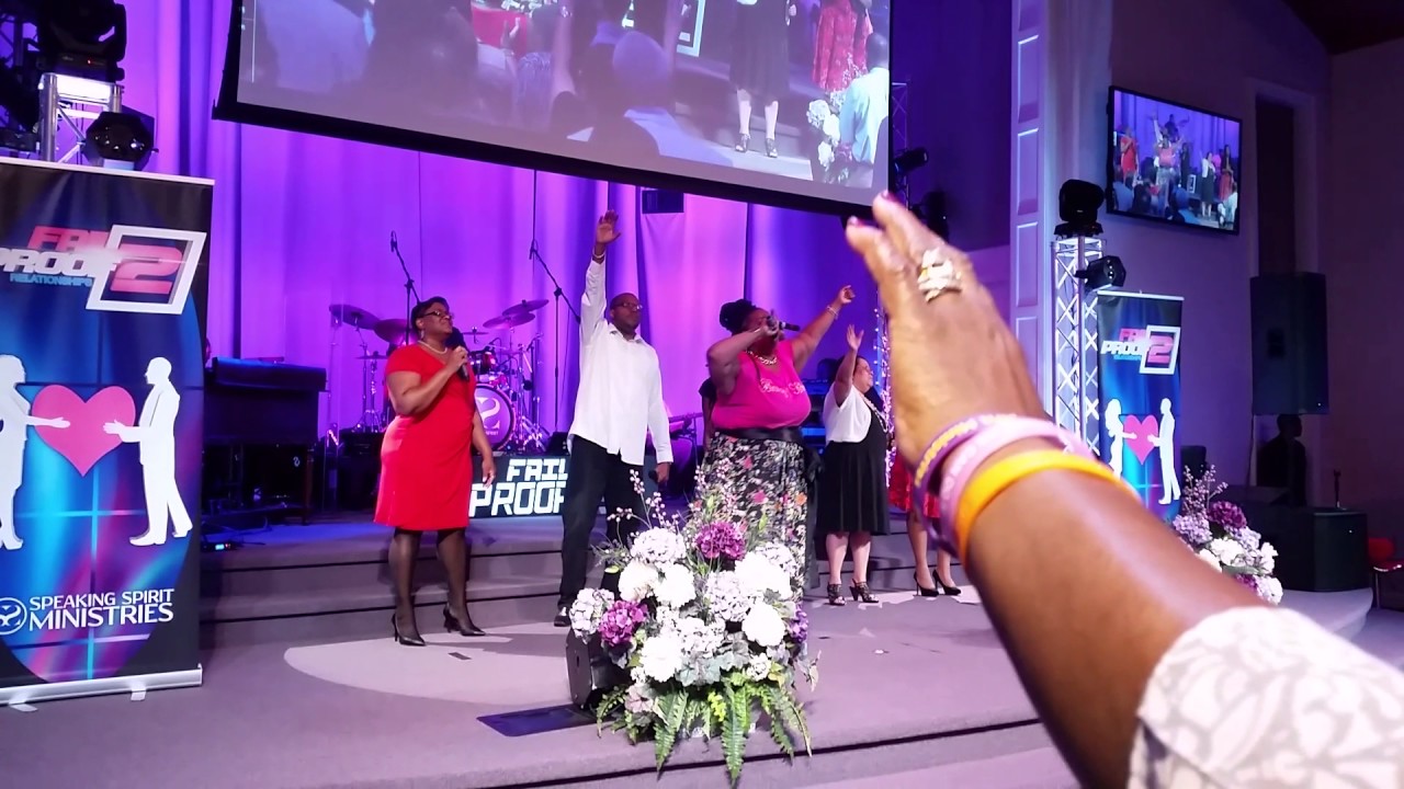 Roz Brown sings Chasing after you at Speaking Spirit Ministries - YouTube