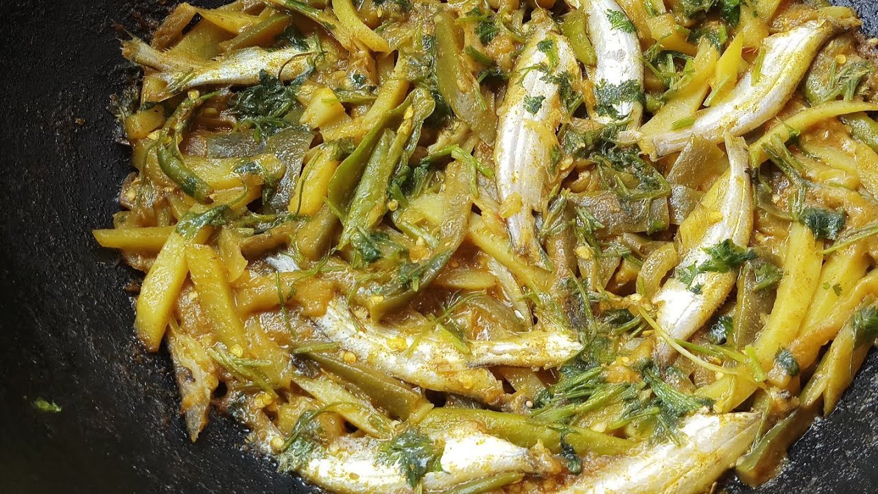 বাশপাতা মাছ আলু বেগুন দিয়ে চচ্চড়ি / ছোট মাছ চচ্চড়ি রেসিপি / Bashpata ...