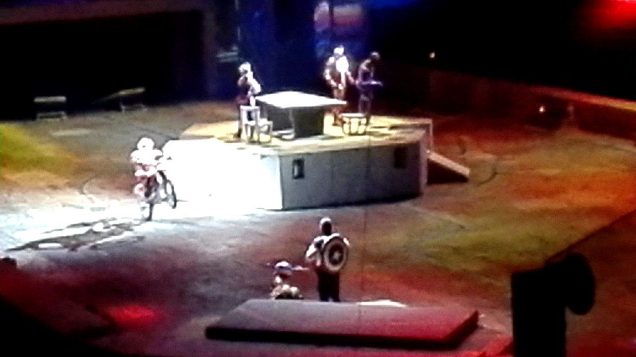 Marvel universe live Milano - YouTube