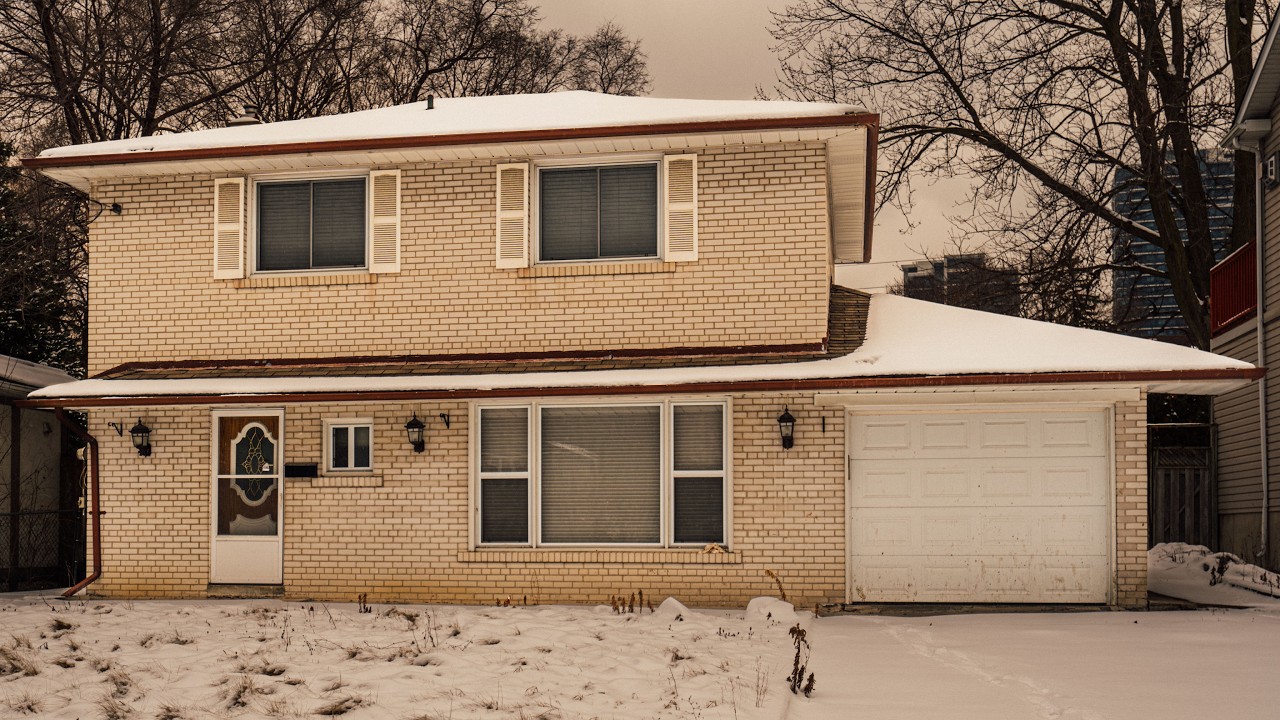Exploring This ABANDONED 1964 Home With Eccentric Decor And A Shocking ...