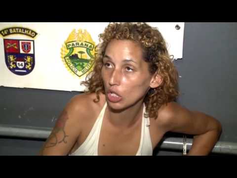 Mulher Drogada é Presa após Quebrar Vidro de um Carro - \