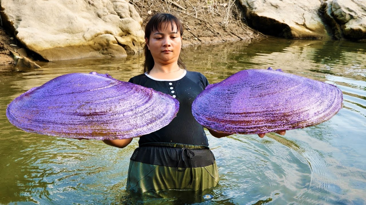 The girl picked up the sparkling purple clam, and the charming pearls ...