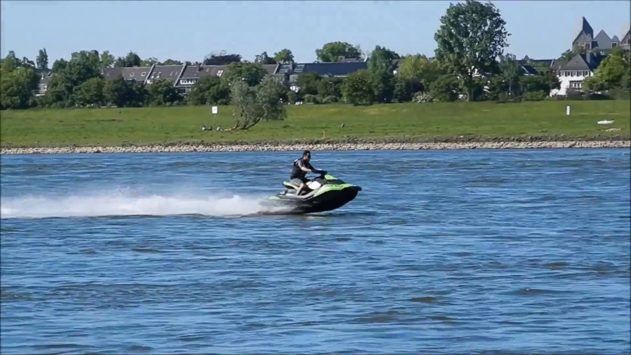 Jetski Fahren Am Rhein