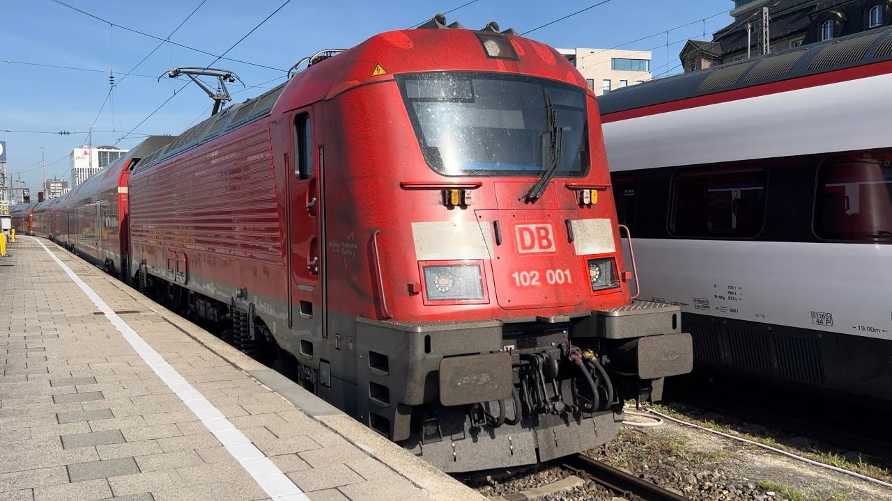 Einfahrt des Skoda MNE mit BR102 in München Hbf mit Lichtgruß - YouTube