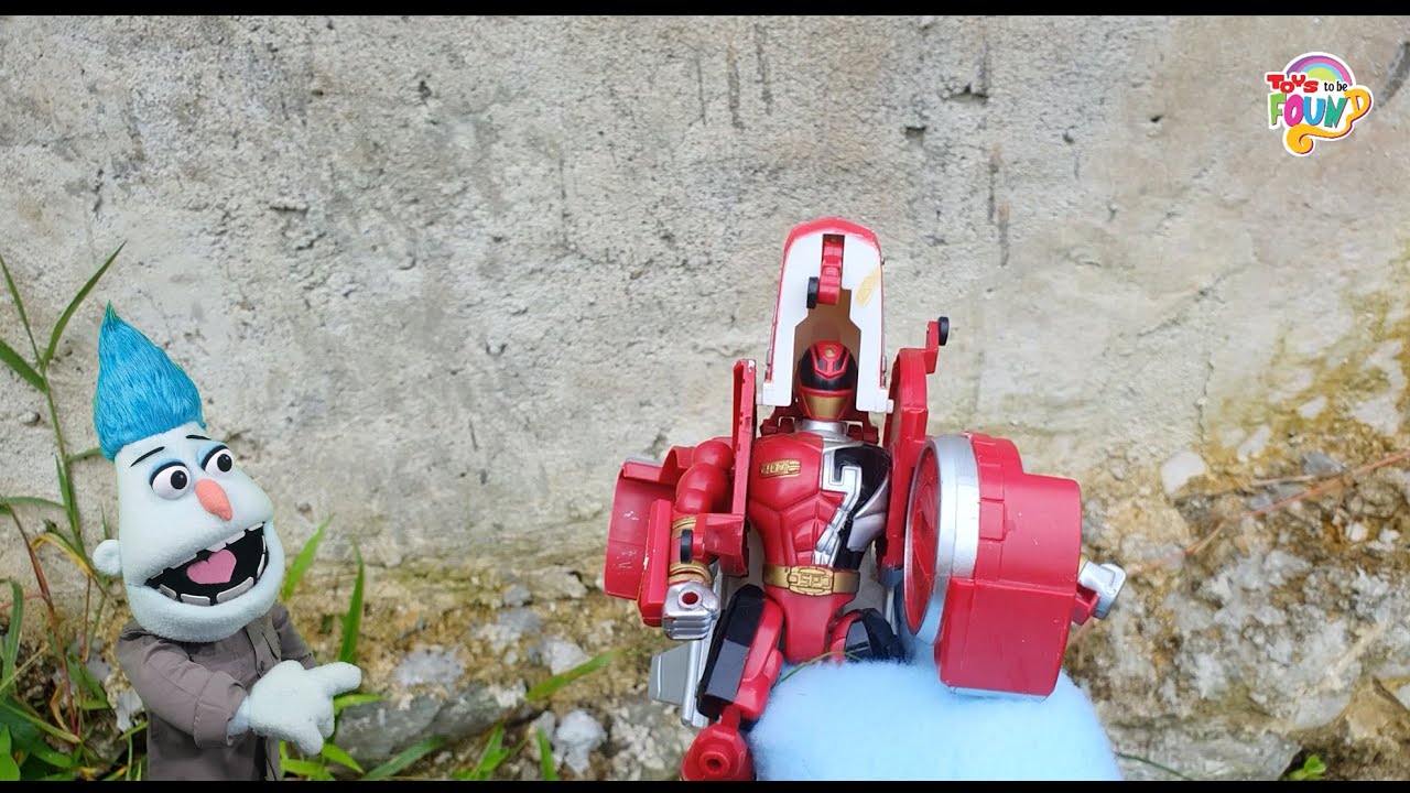 Mencari Mainan Power Rangers Merah yang Berubah Jadi Robot di Halaman ...