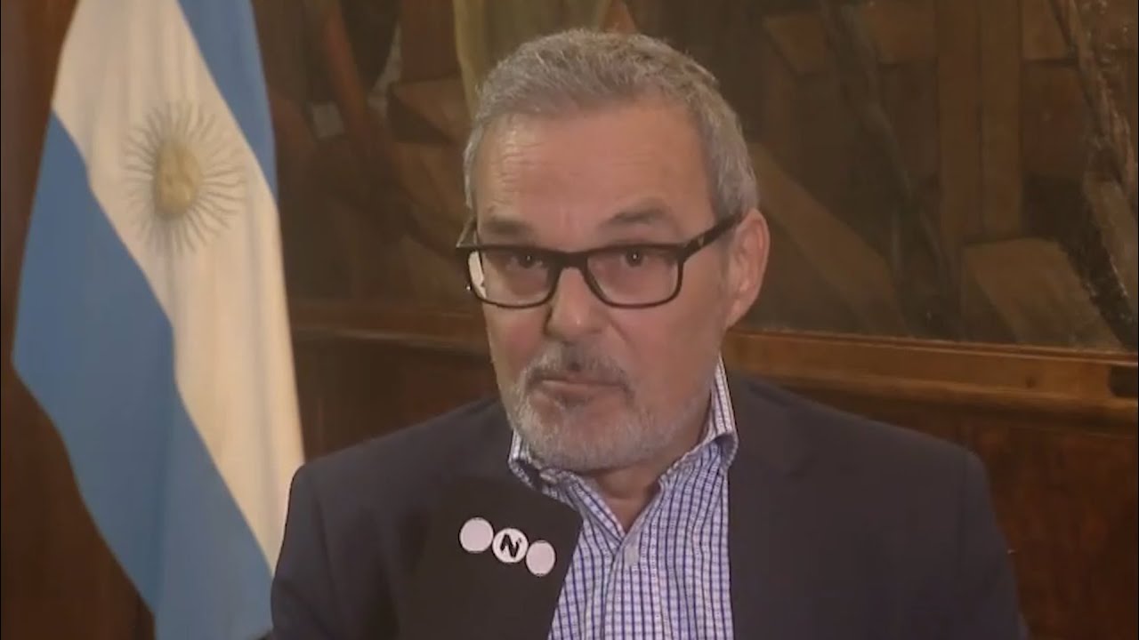 El ministro de Salud, Mario Russo, recomendó no usar pantalones cortos ...