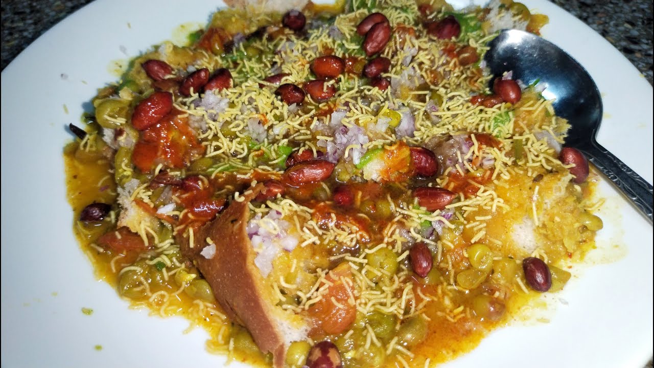 Gujarat Famous Street Food Ragda Pav Recipe | Pav Ragda using Green ...