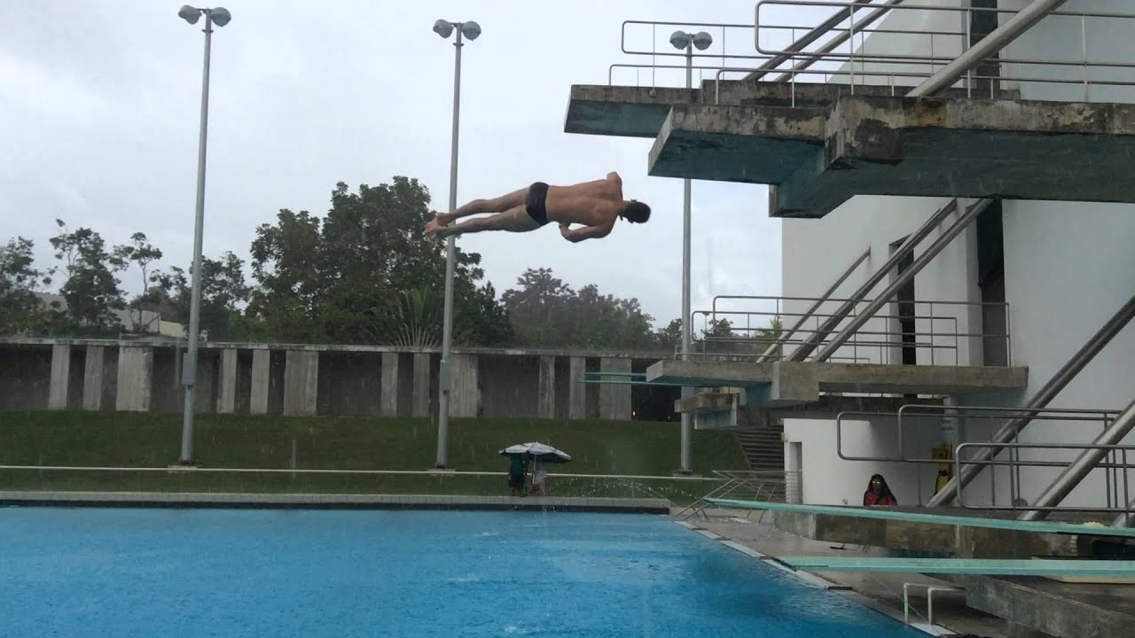 Decreasing/Increasing Moment of Inertia in Spring Board Diving - YouTube
