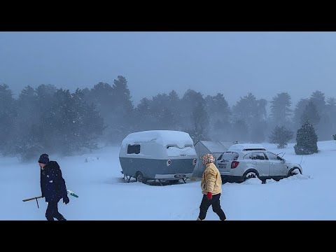 KAR FIRTINASINDA 5 GÜNLÜK KAMP | Karavan Lastiği Patladı