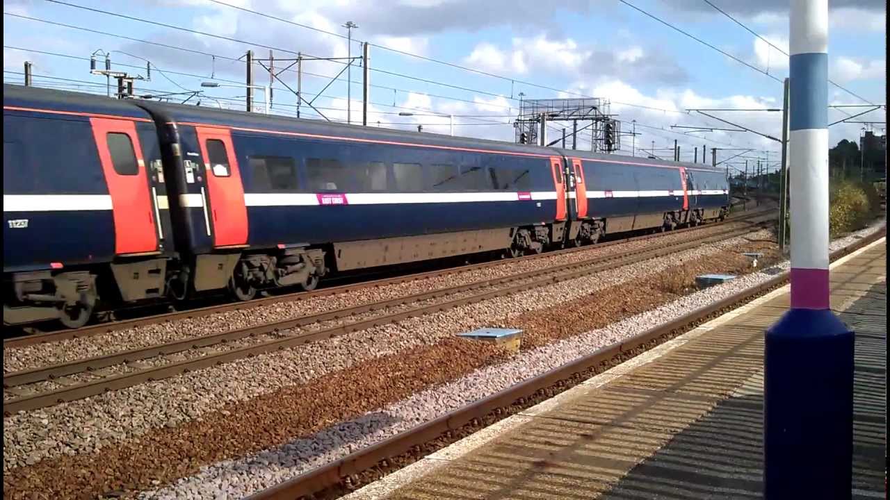 Full GNER blue East Coast Intercity 225 set speeds past Hornsey Station ...