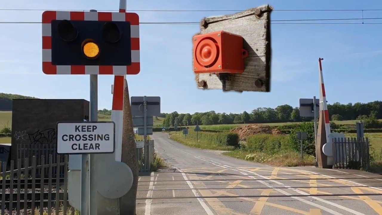 Faulty Alarms at Litlington Level Crossing, Cambridgeshire - YouTube