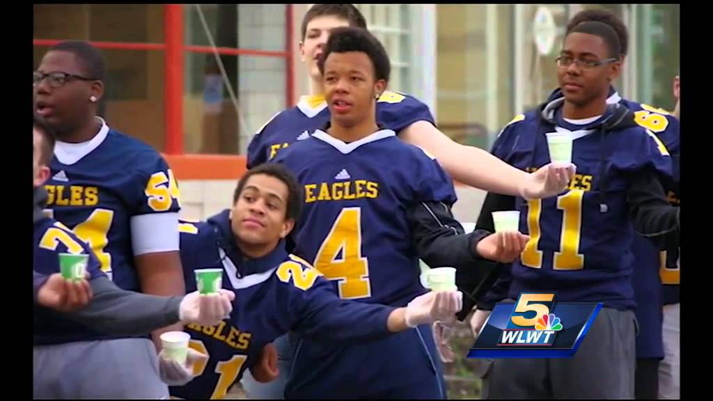 Walnut Hills football team ready to root on Flying Pig Marathon ...