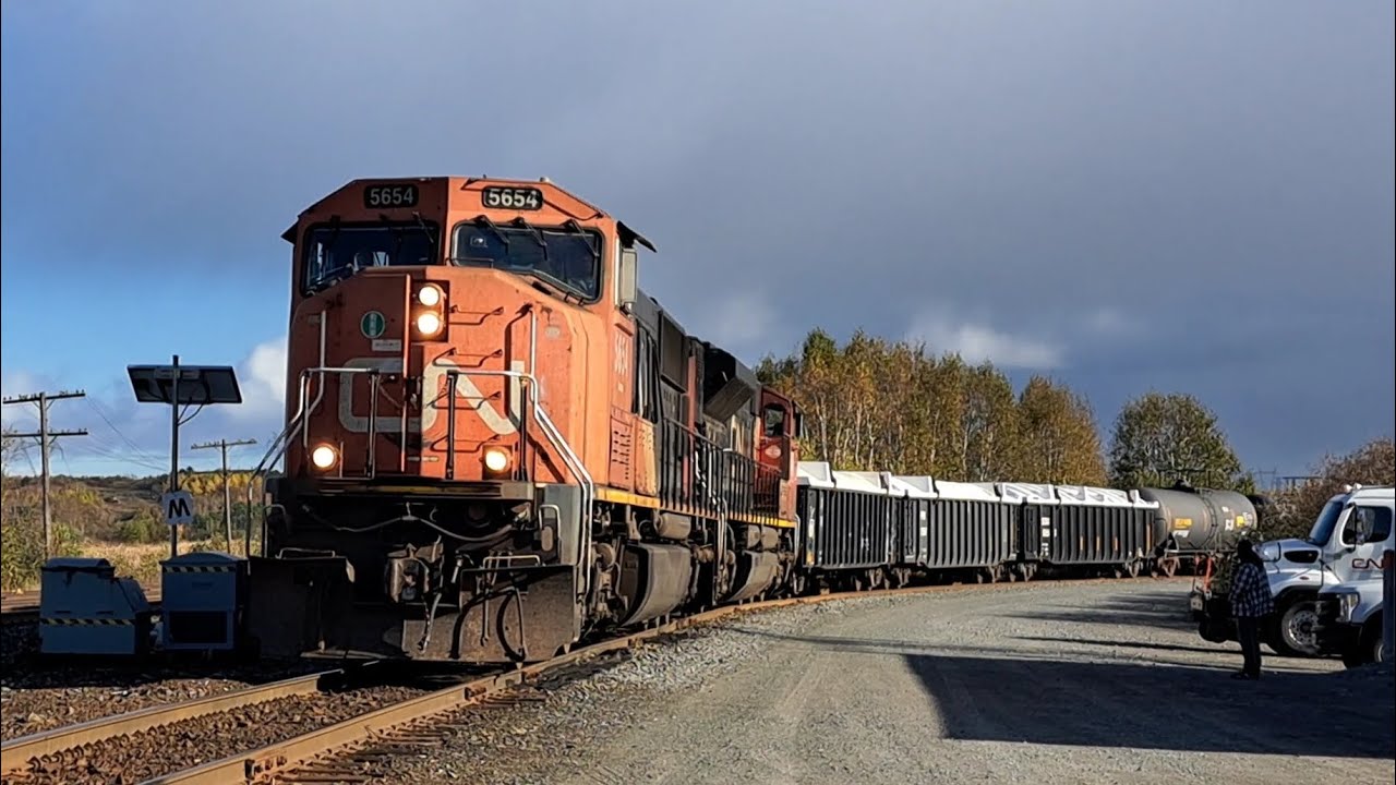 It Took More Than Two Weeks, But I FINALLY Saw This CN SD75I LEADING ...