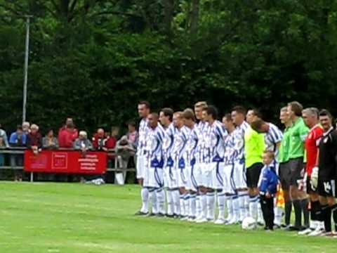 Fries volkslied voor Heerenveen-Olympiakos - YouTube
