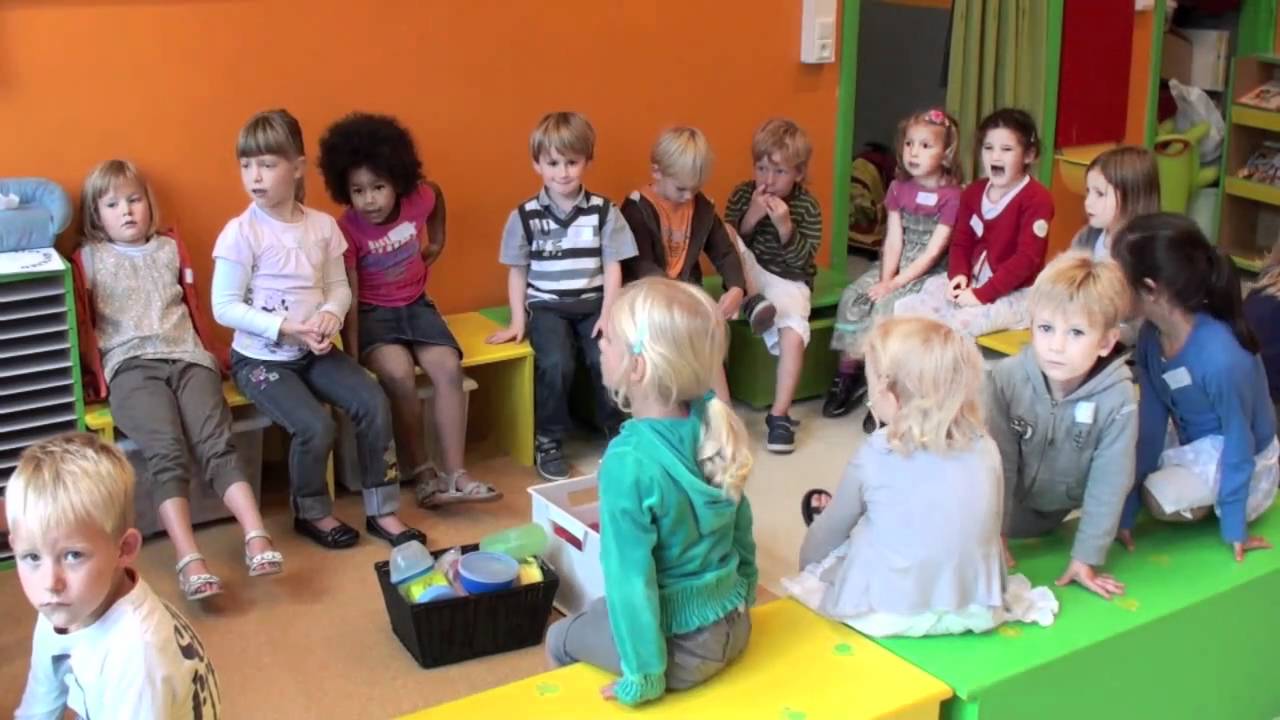 kleuters eerste schooldag - YouTube