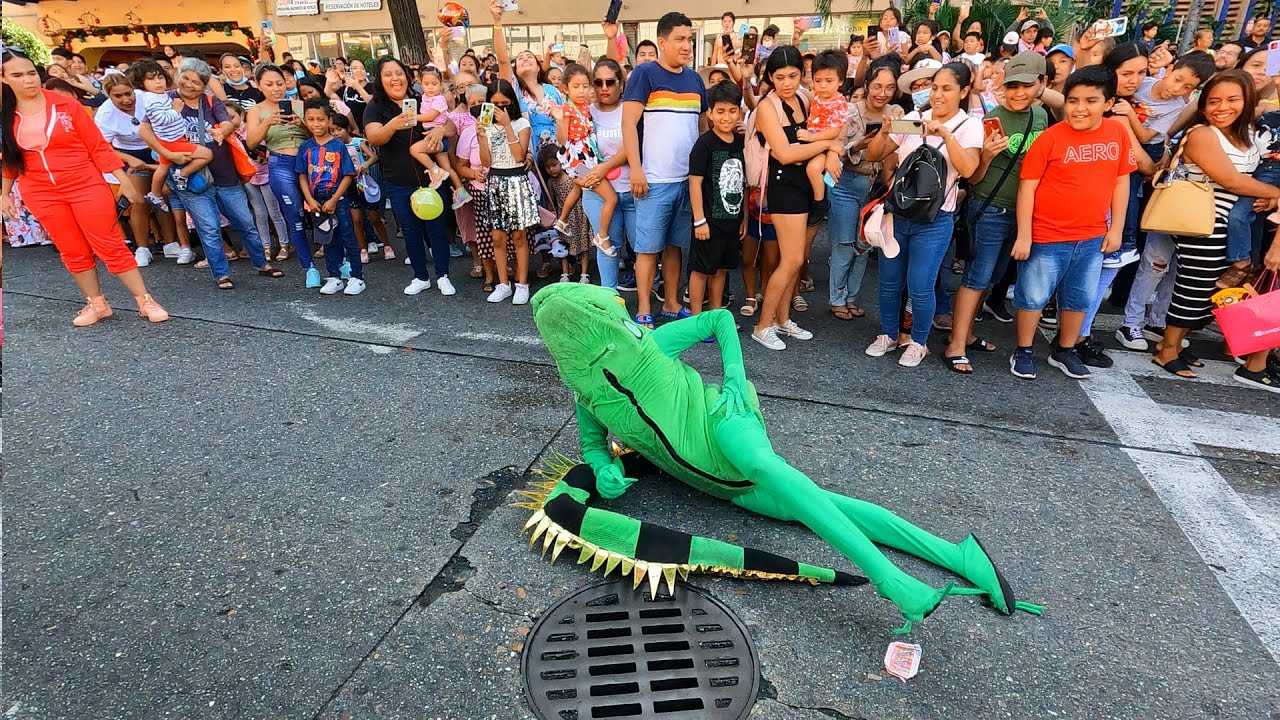 baile de la iguana en el desfile de globos gigantes acapulco - YouTube