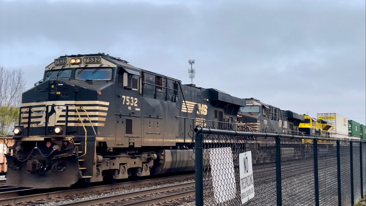 NS 27G with NS 1069 passes La Porte - YouTube