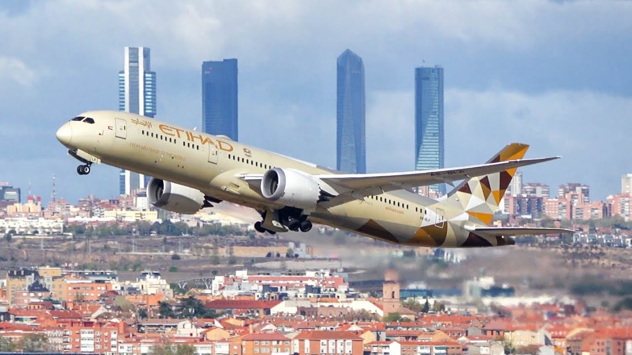 (4K) Plane spotting at Madrid Barajas airport - Spectacular views from ...