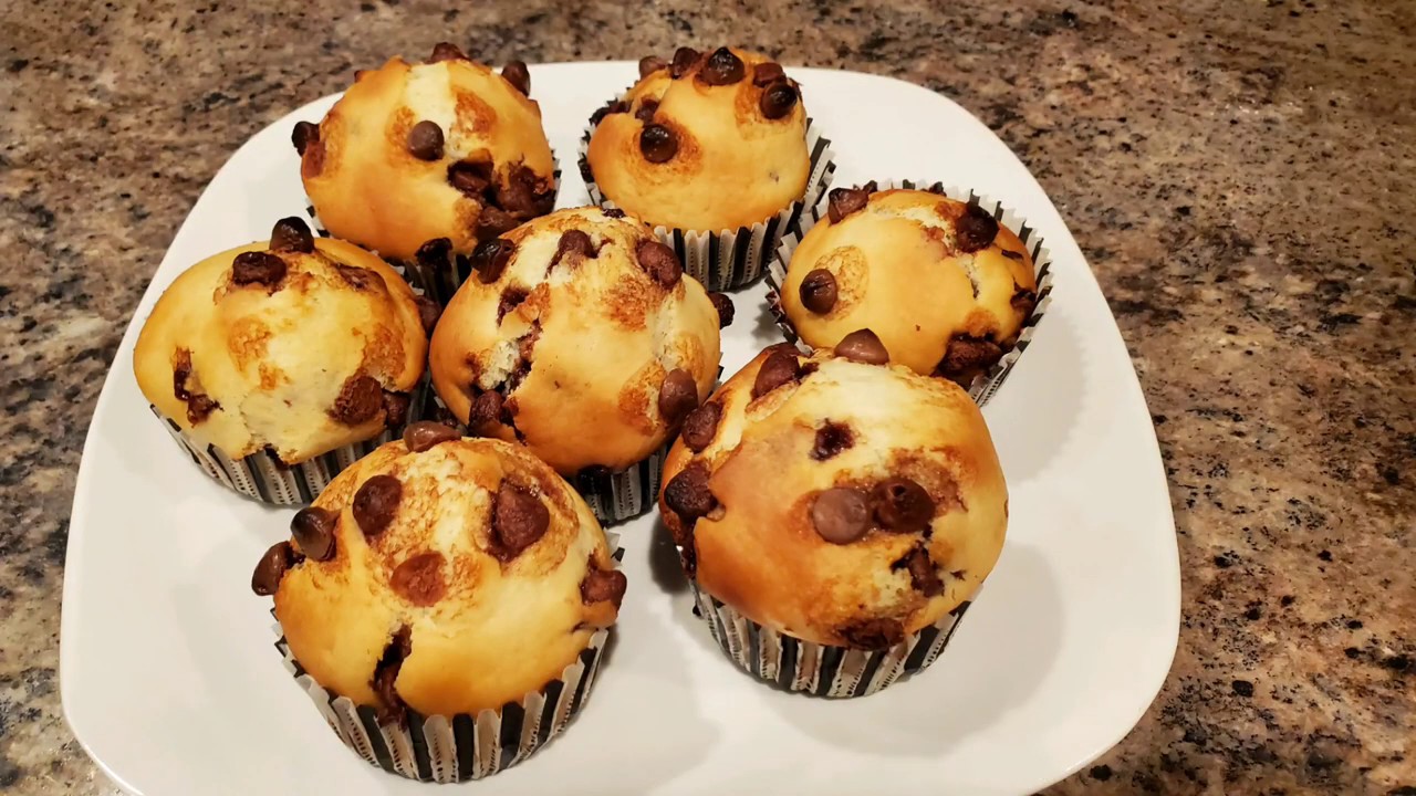 Mufinsa me qokollad / Muffins with chocolate chips - YouTube
