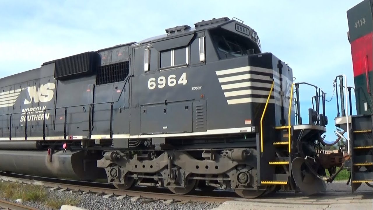 Ferromex Norflok and Southern SD60E & BNSF in a Grain Train - YouTube