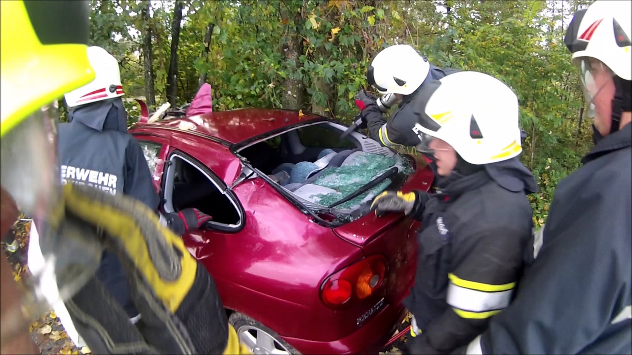 Verkehrsunfall mit Elektroauto, mehrere Personen eingeklemmt - YouTube
