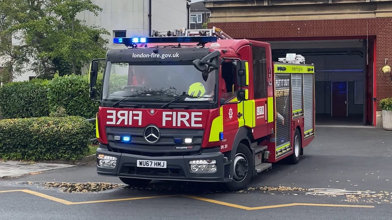 *H391* LFB Surbiton Pump Ladder Turnout to an Emergency - YouTube