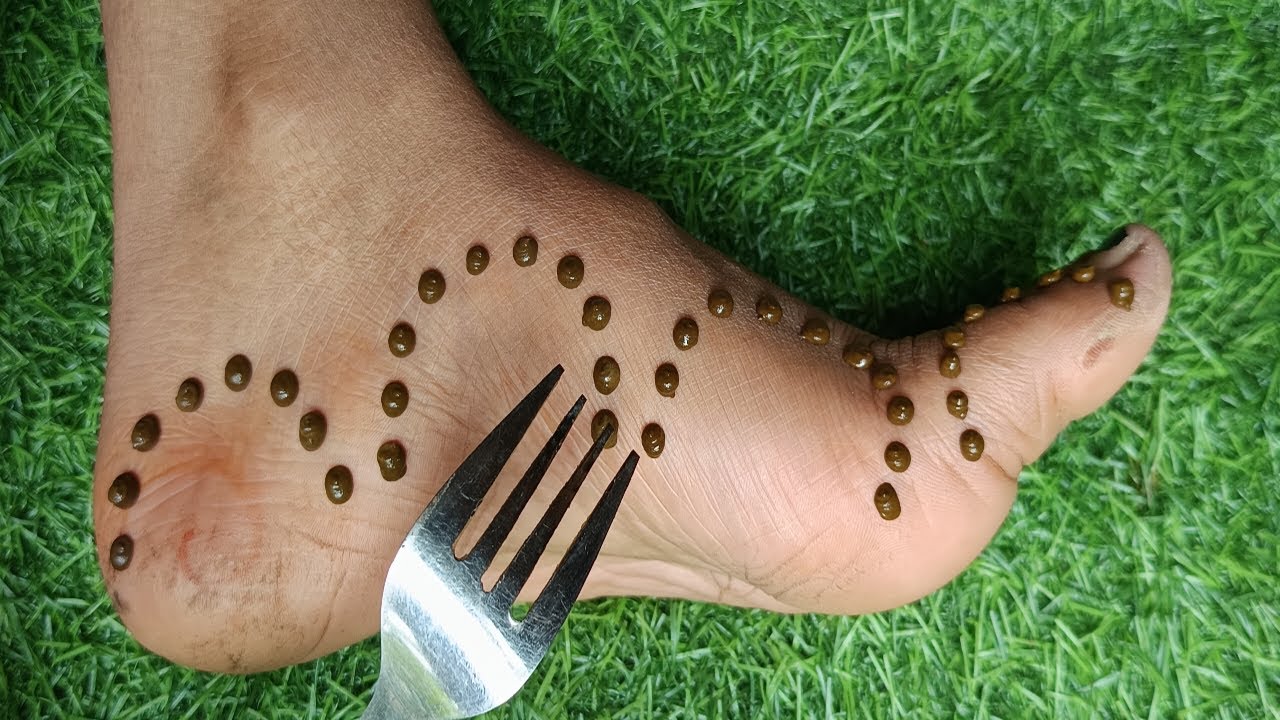 How to apply mehndi design on leg l Dot's special easy mehndi tricks ...