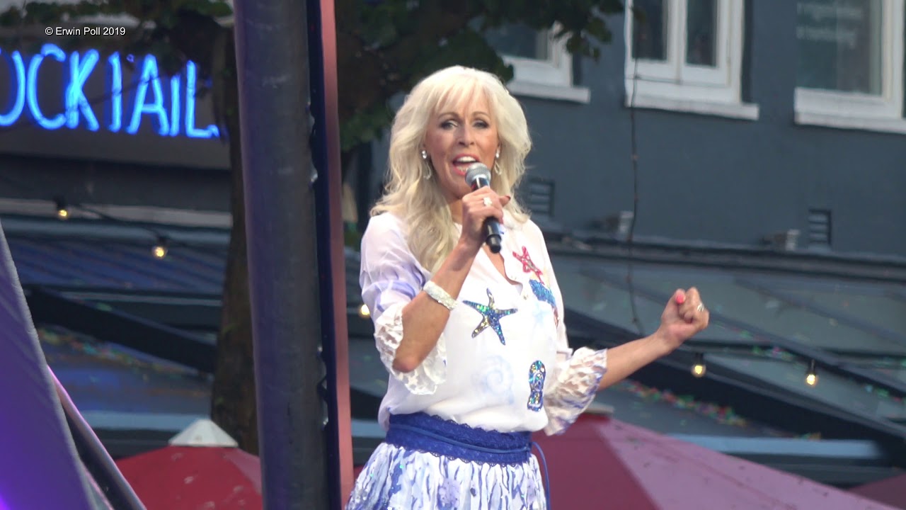 Marga Bult - Rechtop in de wind Sterren Muziekfeest op het plein ...