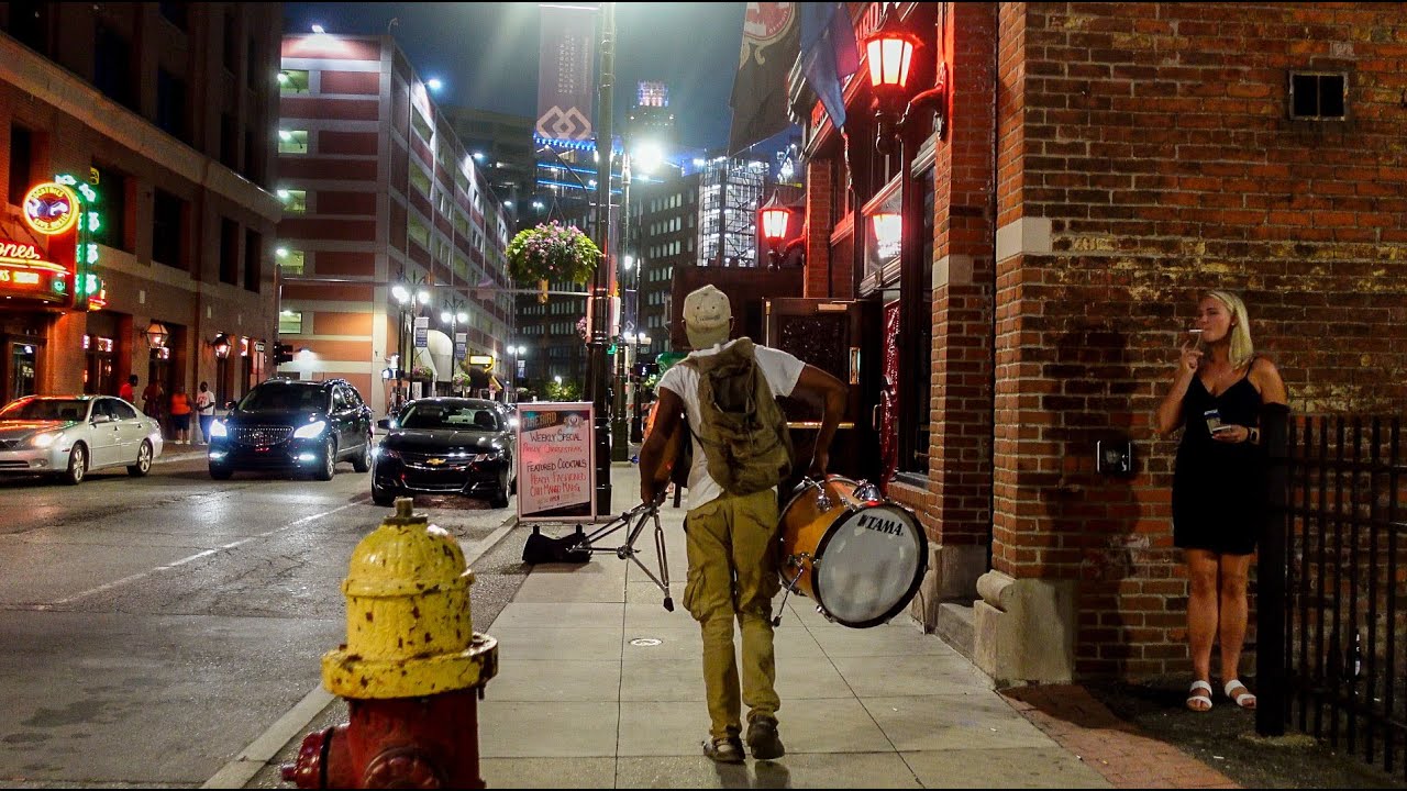 [4K] Walking Detroit at night. What a vibe. - YouTube